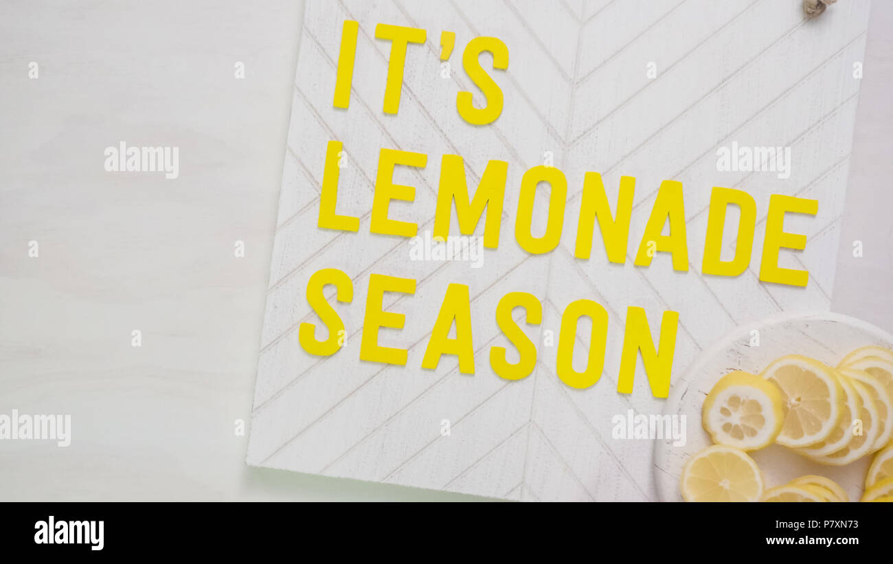 it's lemonade season wood sign with glass of fresh lemonade Stock Photo ...