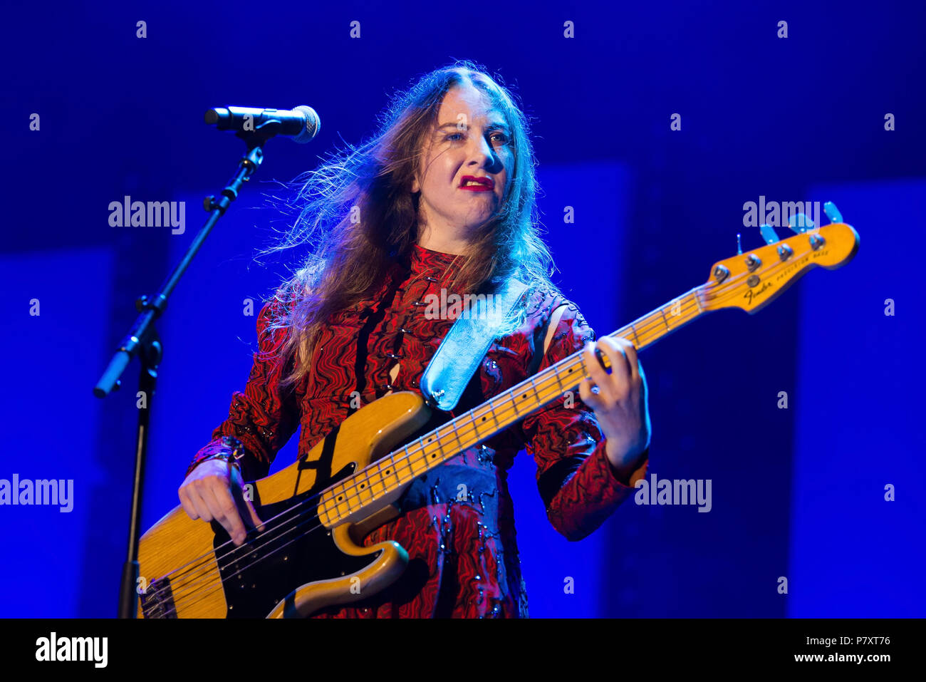 Este haim of the band haim hi-res stock photography and images - Alamy