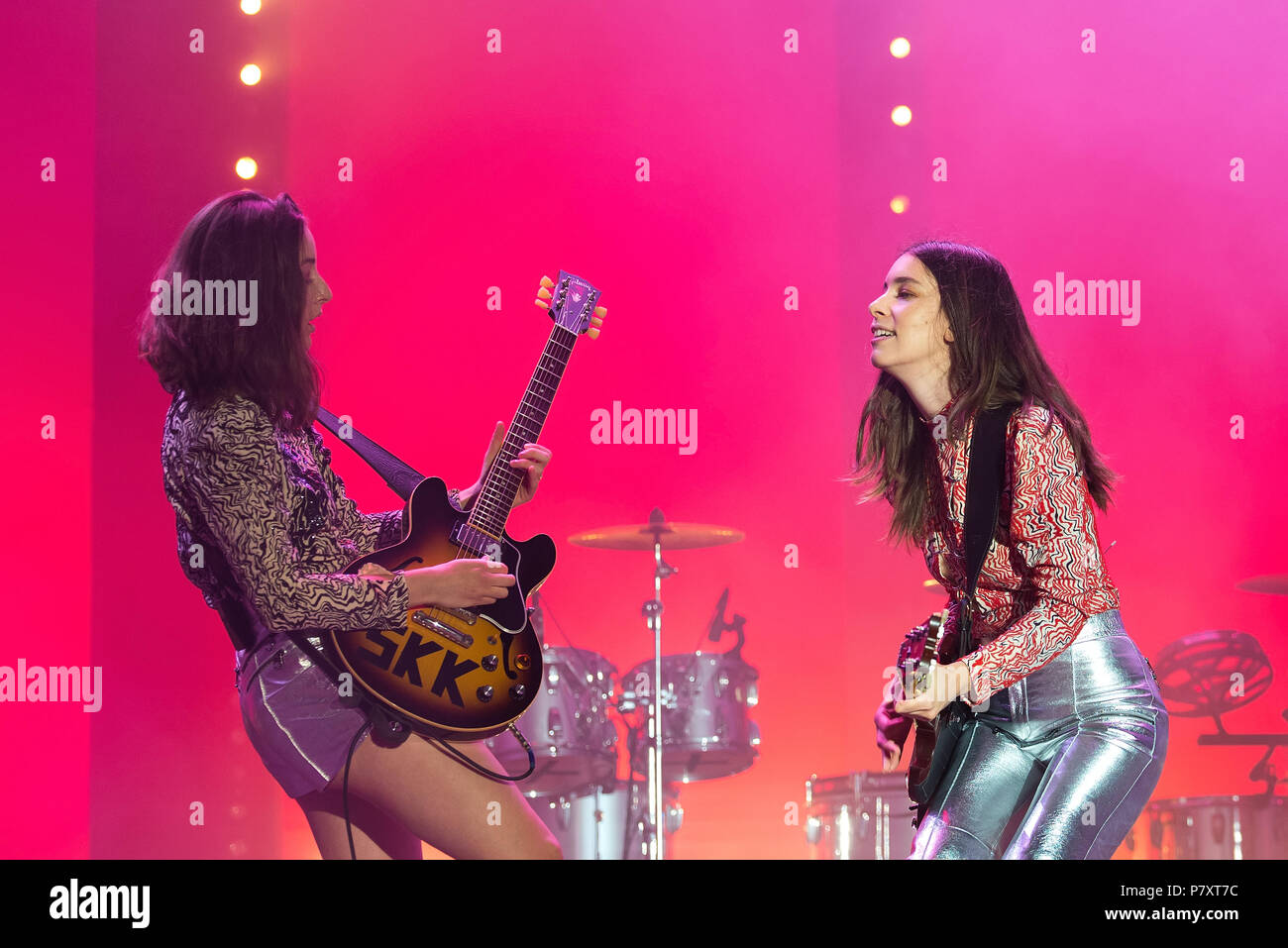 Haim sisters hi-res stock photography and images - Alamy