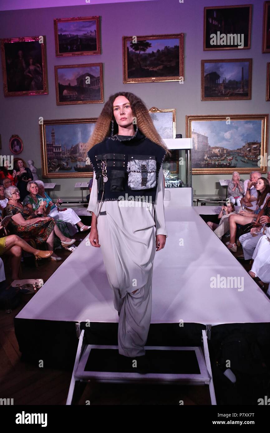 British 1960s fashion photographer hi-res stock photography and images ...