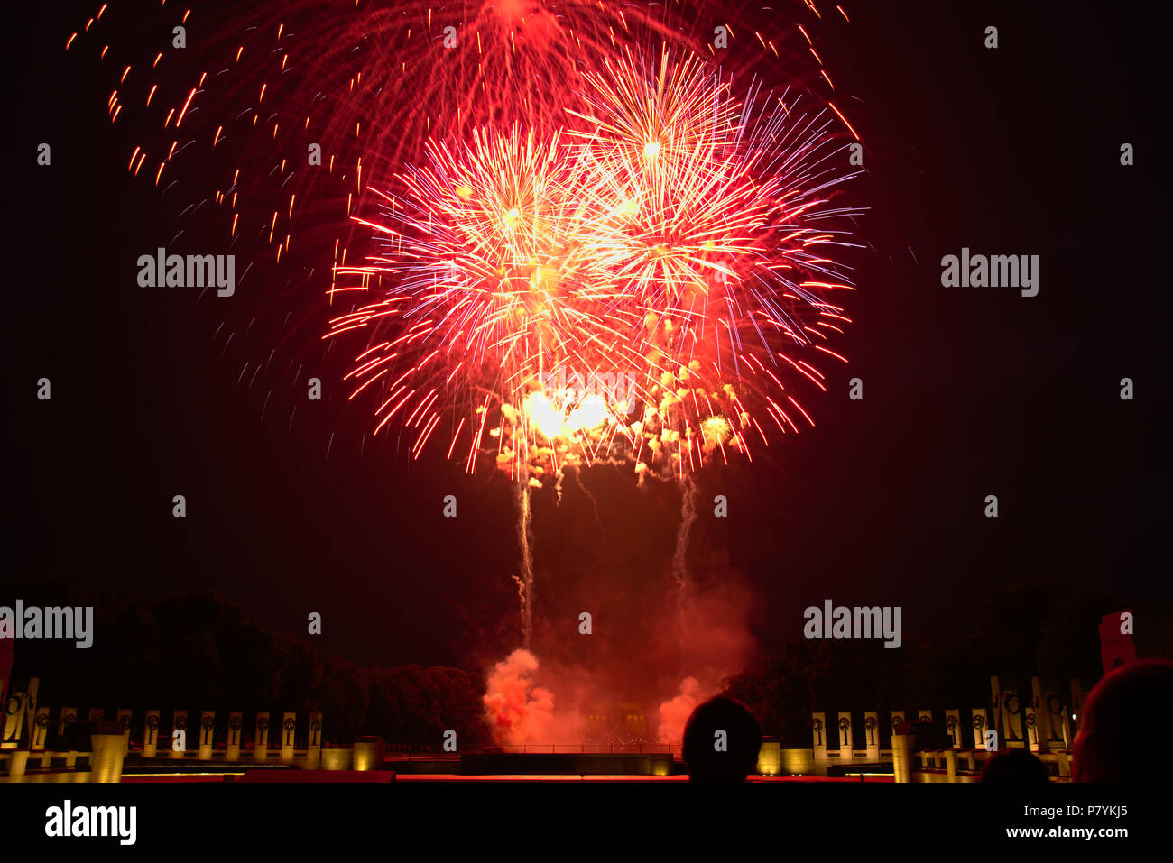 July 4th fireworks on National Mall with Lincoln Monument and WWII ...