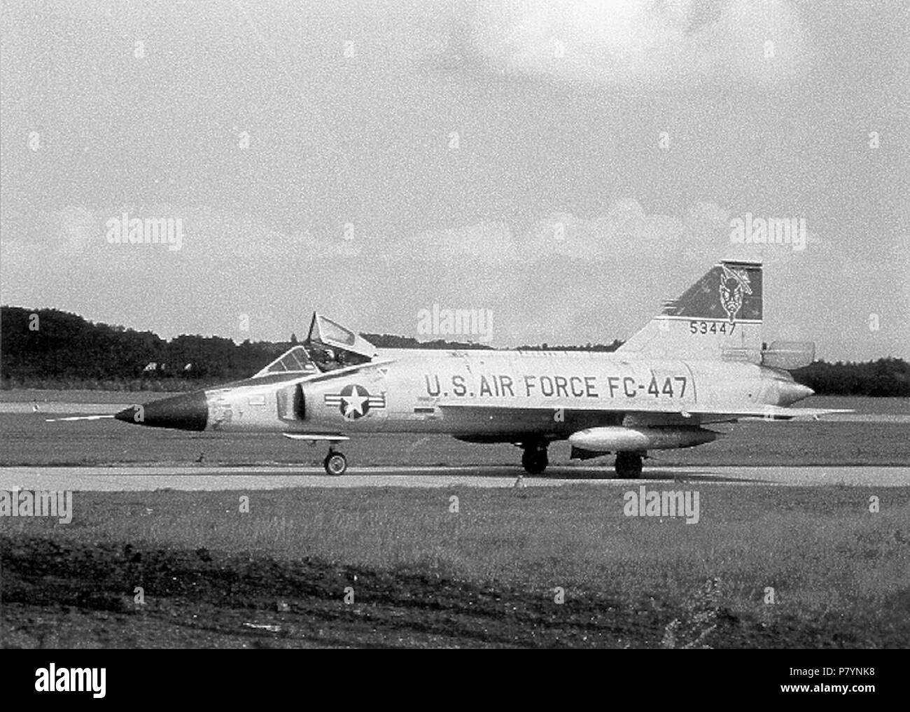 F 102 delta dagger hi-res stock photography and images - Alamy