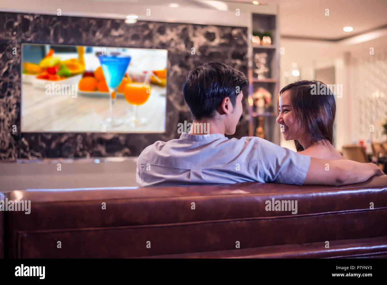 Family watching tv back view hi-res stock photography and images - Alamy