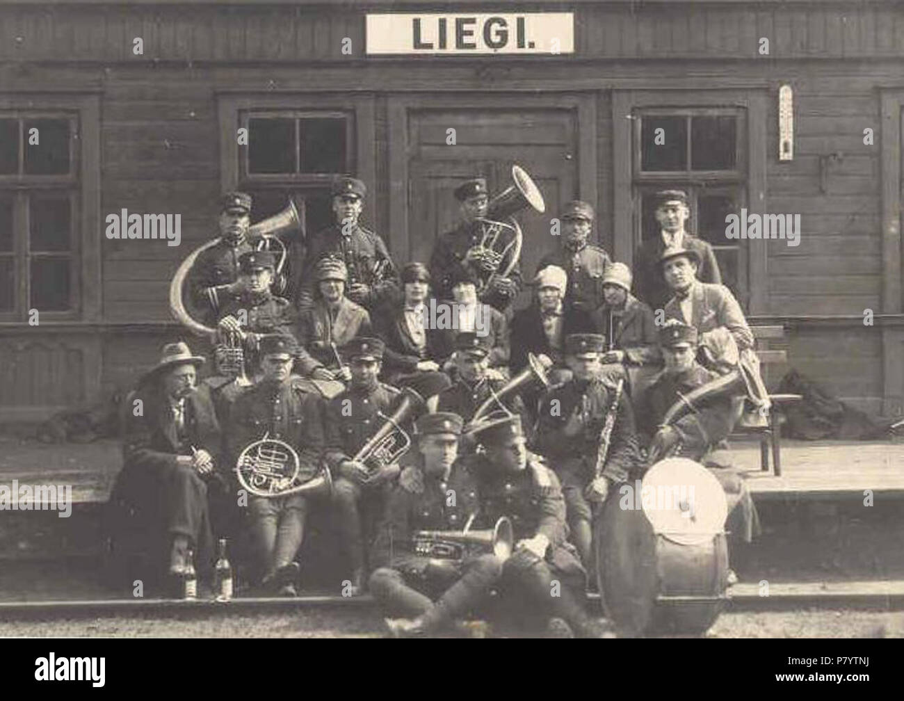 War invalids hi-res stock photography and images - Alamy