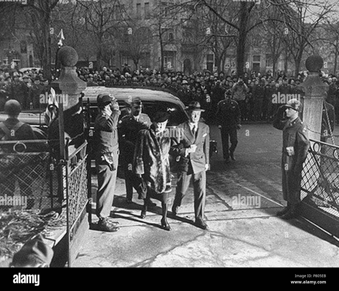 English: Mrs. Patton entering the funeral for her late husband ...