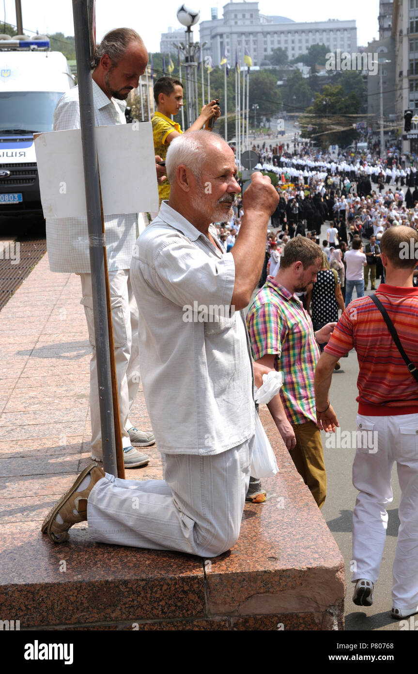 Kneeling worshipper hi-res stock photography and images - Alamy