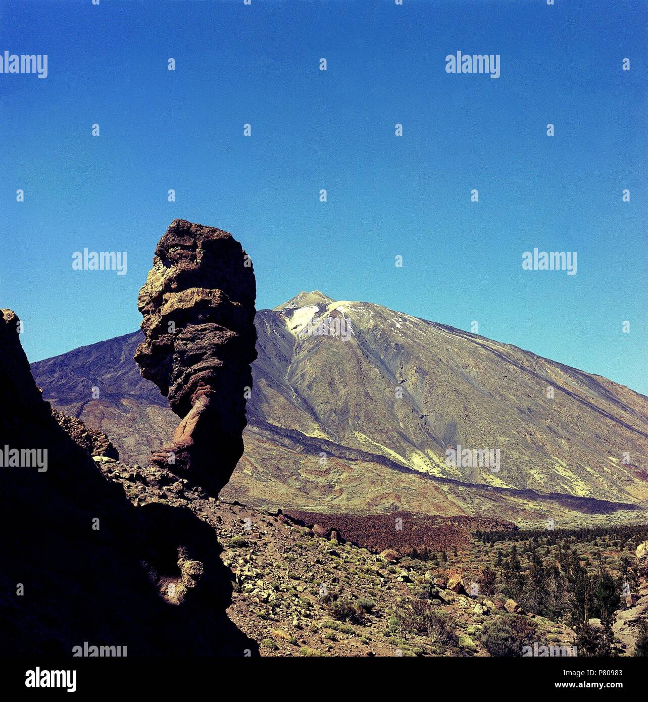 ROCA DE LAVA CON EL TEIDE DETRAS. Location: EXTERIOR, ISLA, TENERIFFA ...