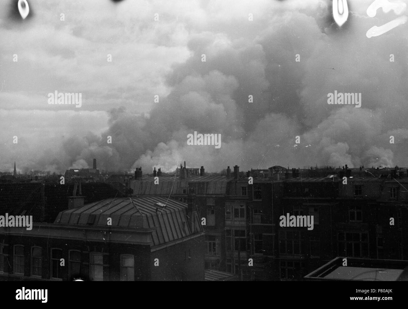 . Huizinga collectie bombardement - NIOD - 216599. Nederlands: Foto uit ...