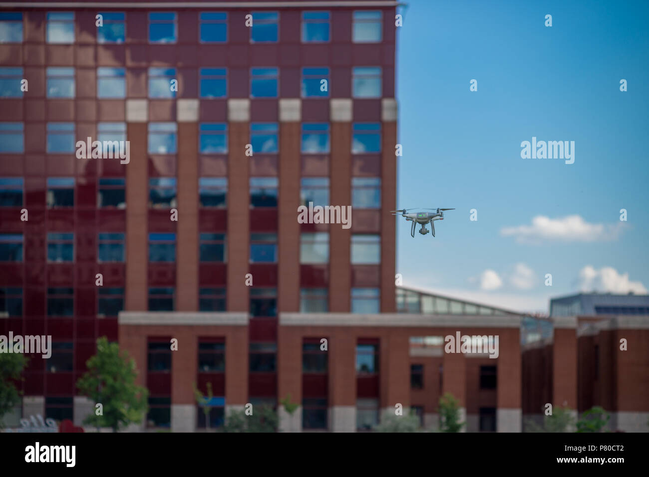 Helicopter in flight above building hi-res stock photography and images ...