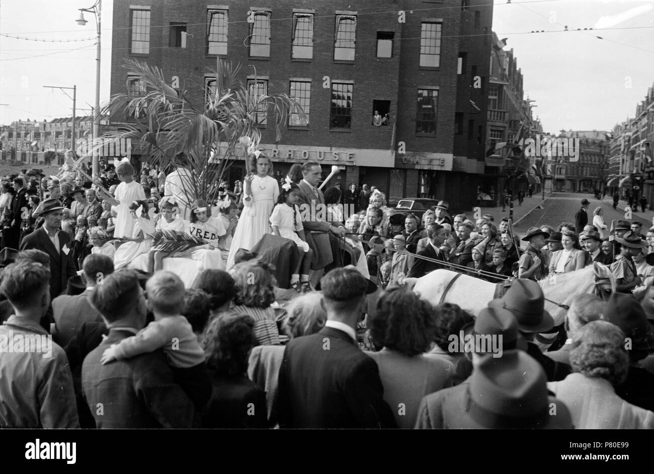 . Huizinga collectie Buitenhof - NIOD - 216812. Nederlands: Foto uit de ...