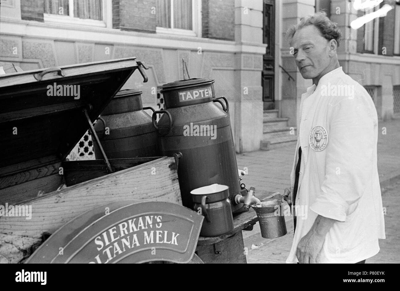 . Huizinga collectie melkboer- NIOD - 216849. Nederlands: Foto uit de ...