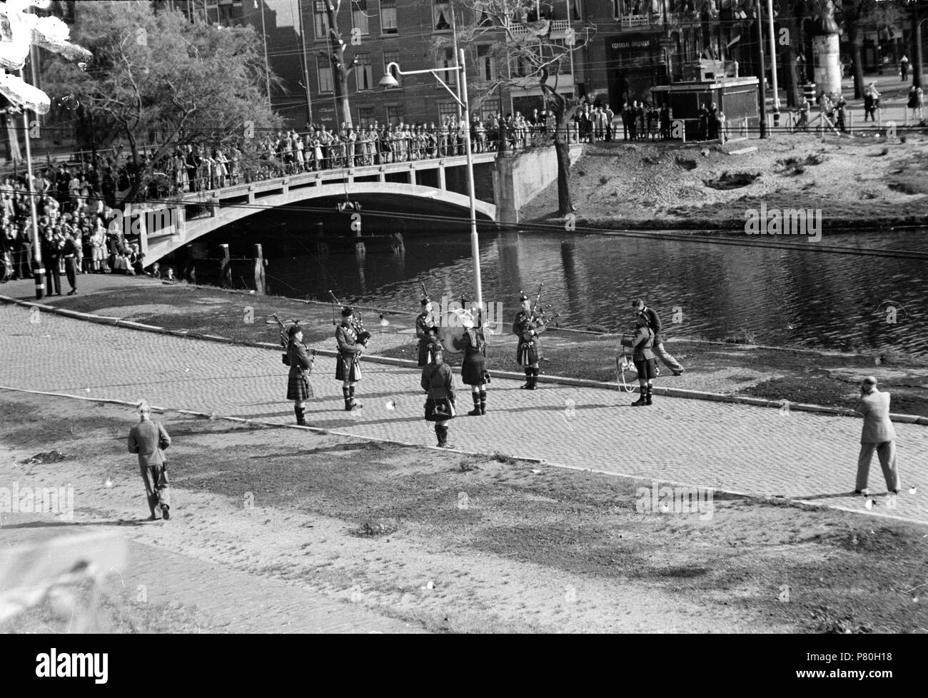 . Huizinga collectie Schotse doedelzakspelers - NIOD - 216711 ...