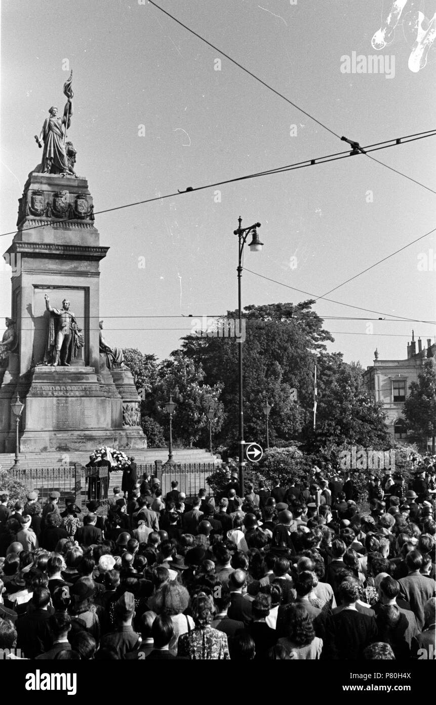 . Huizinga collectie dodenherdenking - NIOD - 216720. Nederlands: Foto ...
