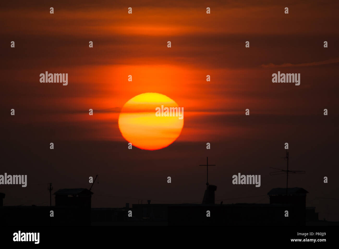 Red sky over the city hi-res stock photography and images - Alamy