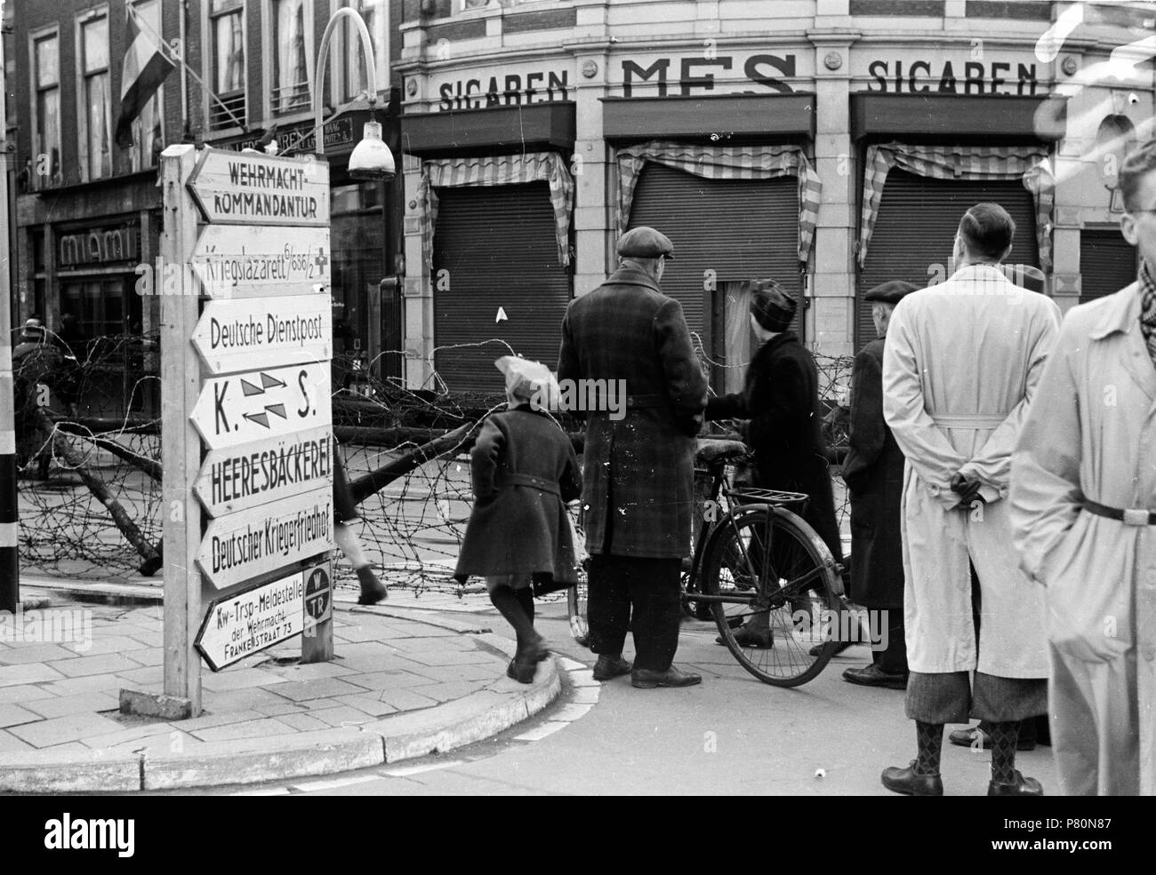 . Huizinga collectie wegwijzers - NIOD - 217063. Nederlands: Foto uit ...