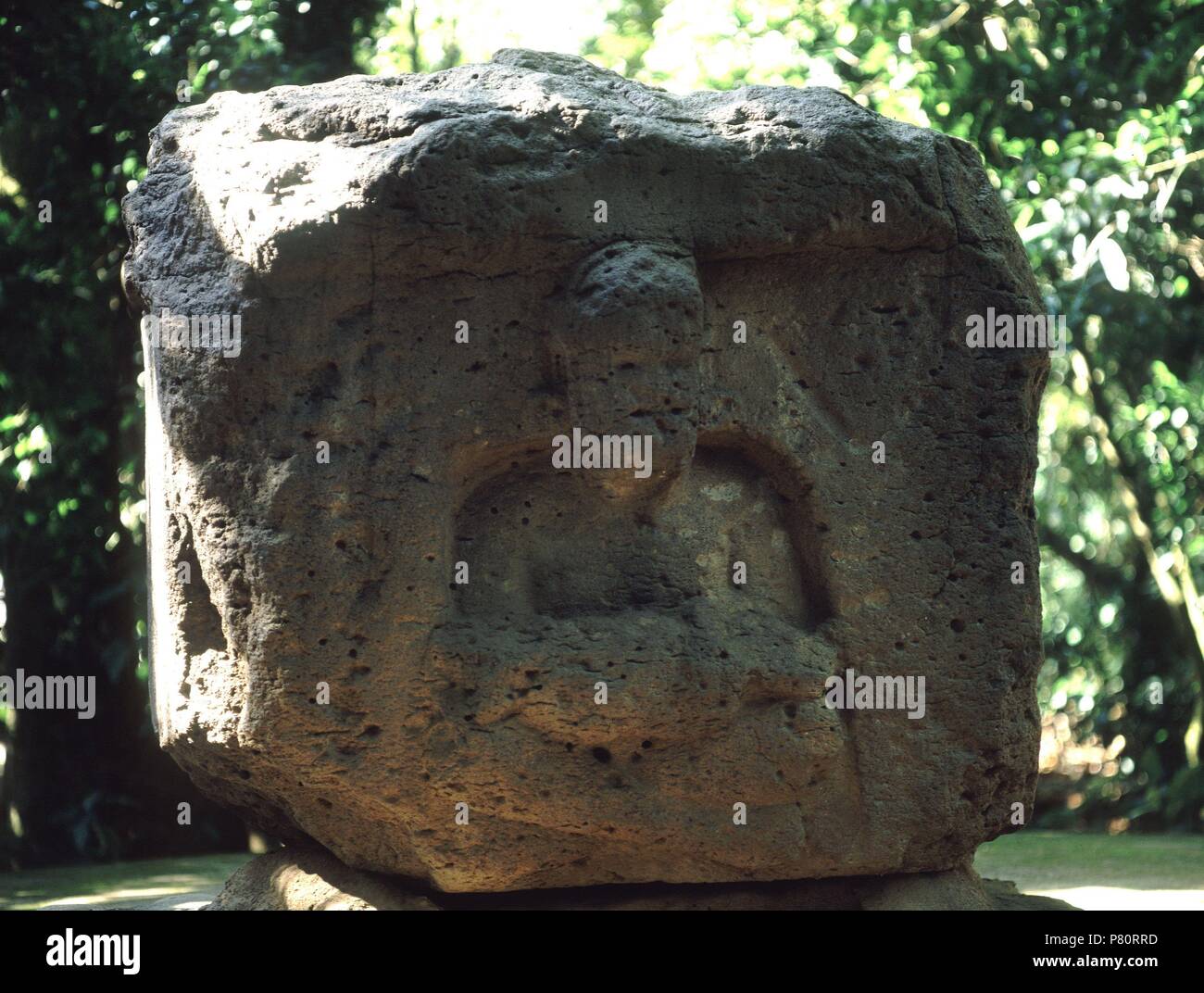 ALTAR EN PIEDRA CON NICHO AL FRENTE-ARTE OLMECA. Location: MUSEO DE LA ...