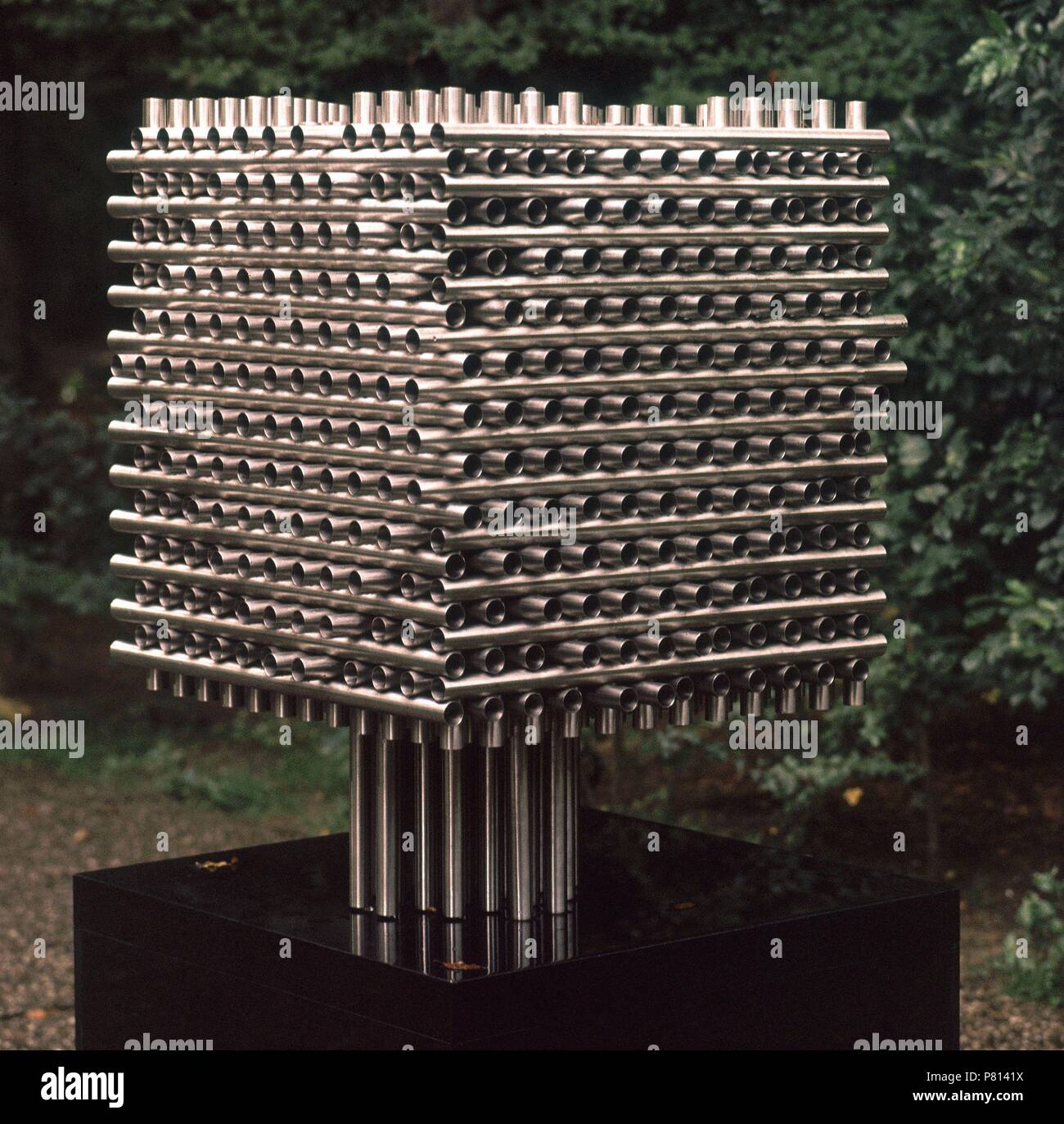 ESCULTURA. Location: MUSEO KROLLER-MULLER, OTTERLO, HOLANDA Stock Photo ...