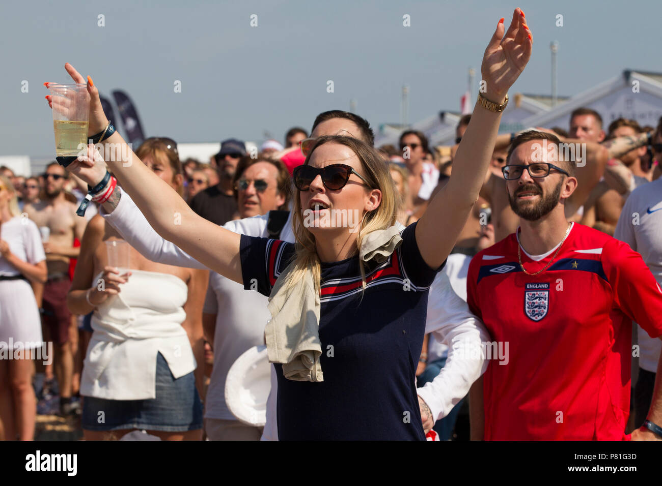 Football fans cheering uk hi-res stock photography and images - Alamy