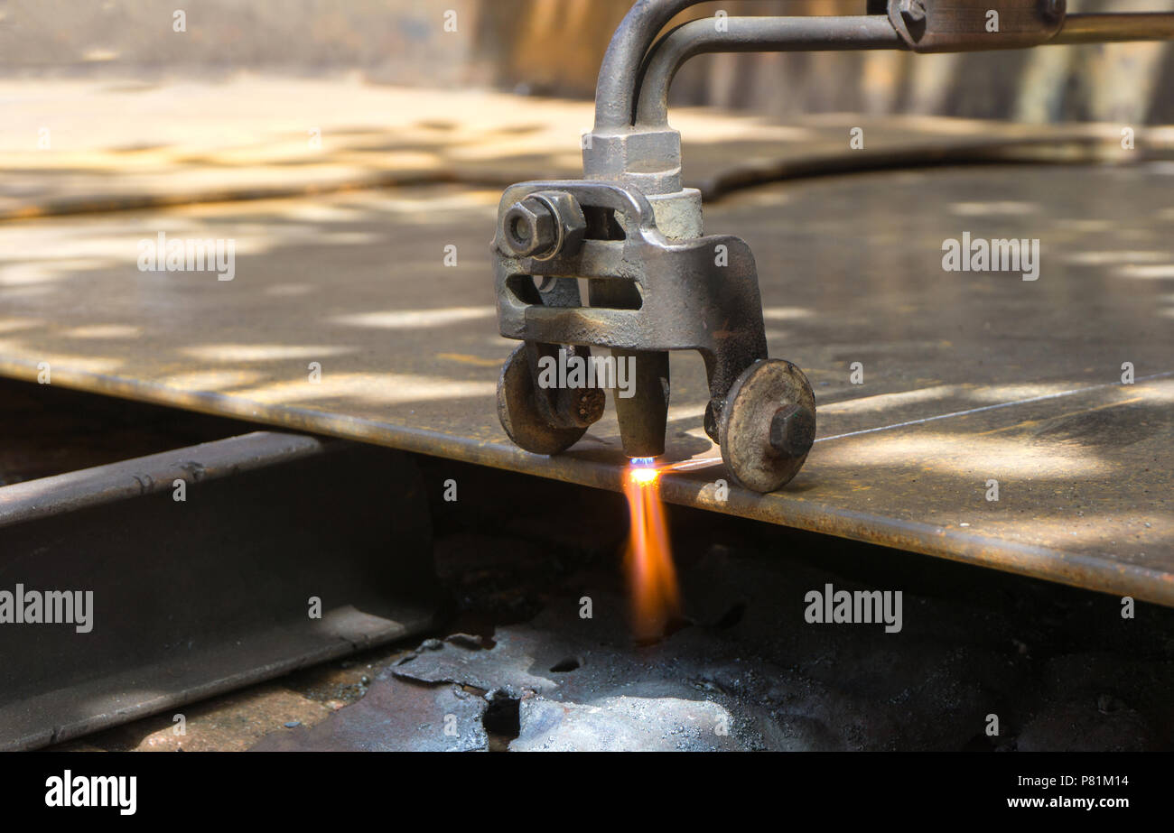 Cutting Steel plate in the steel industry Stock Photo - Alamy