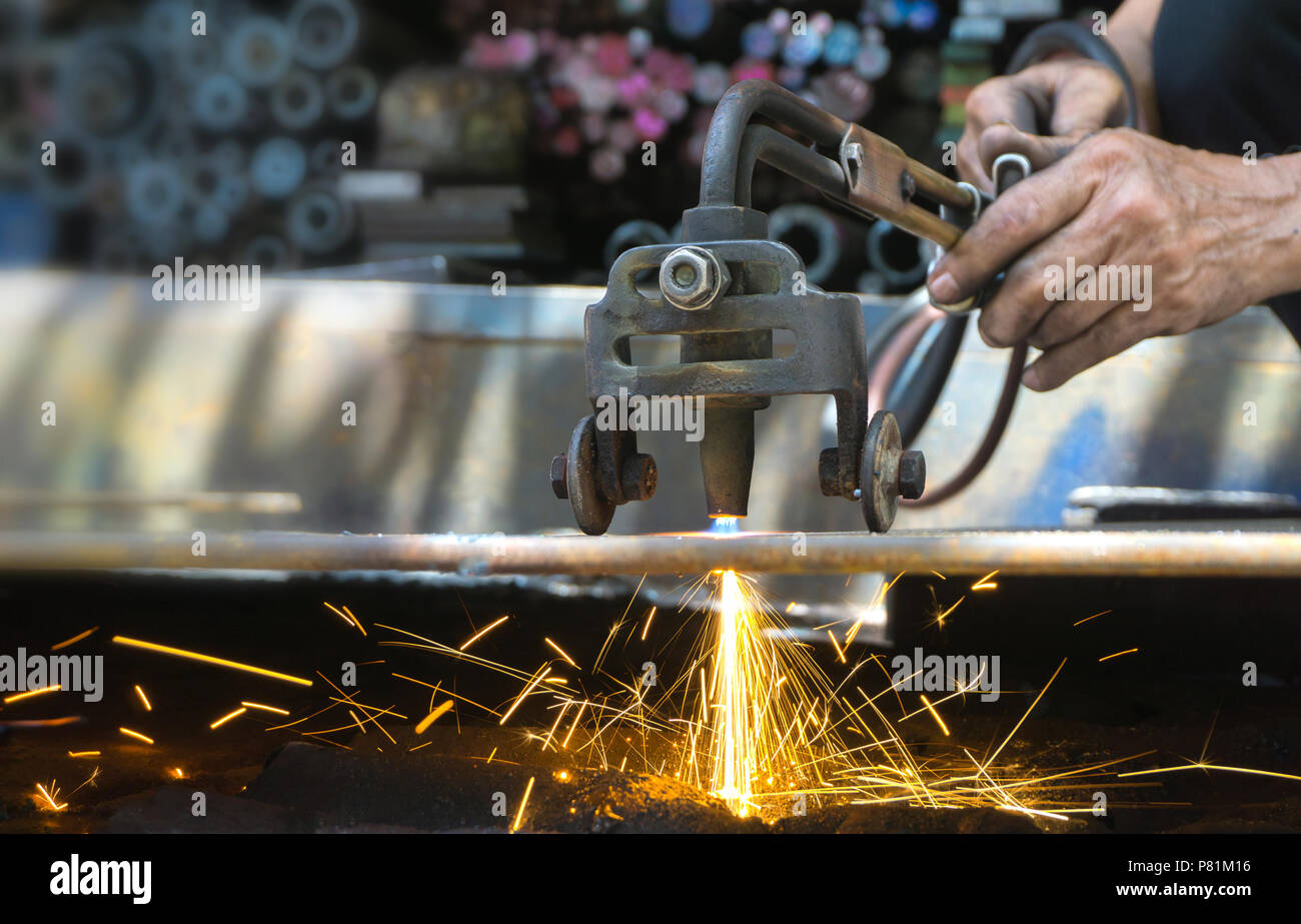 Cutting Steel plate in the steel industry Stock Photo - Alamy