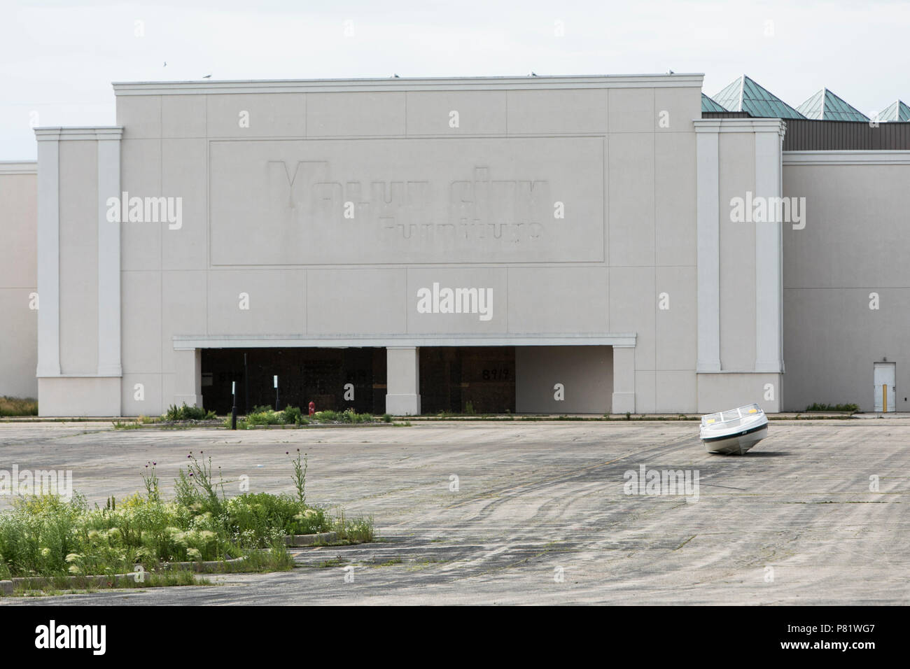 Abandoned mall hi-res stock photography and images - Alamy