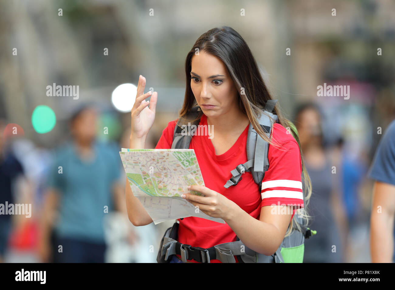 Lost confused tourist looking map hi-res stock photography and images ...