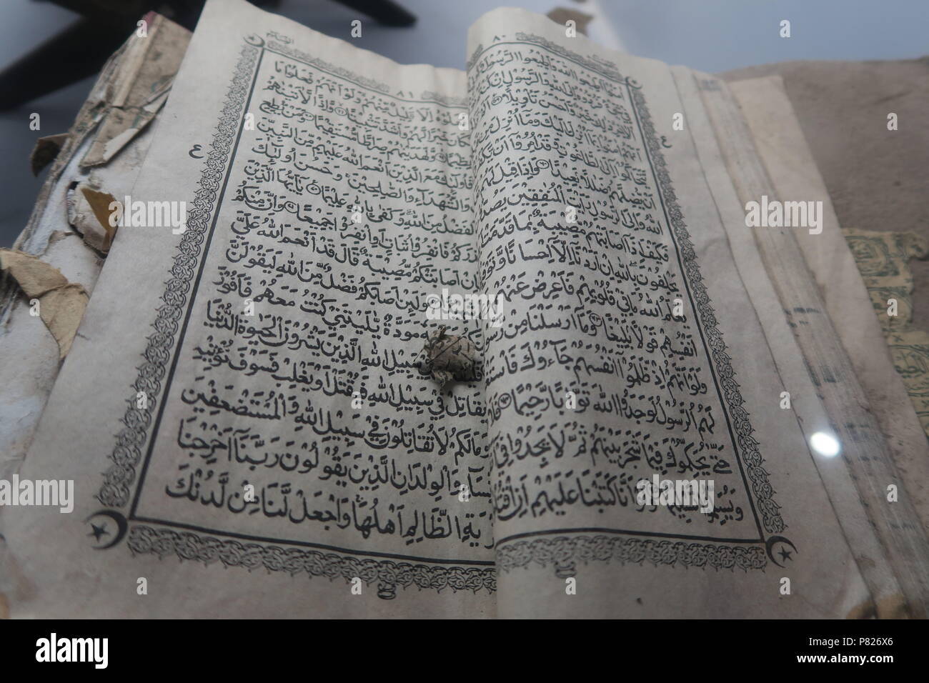 Open quran arabic script text hi-res stock photography and images - Alamy