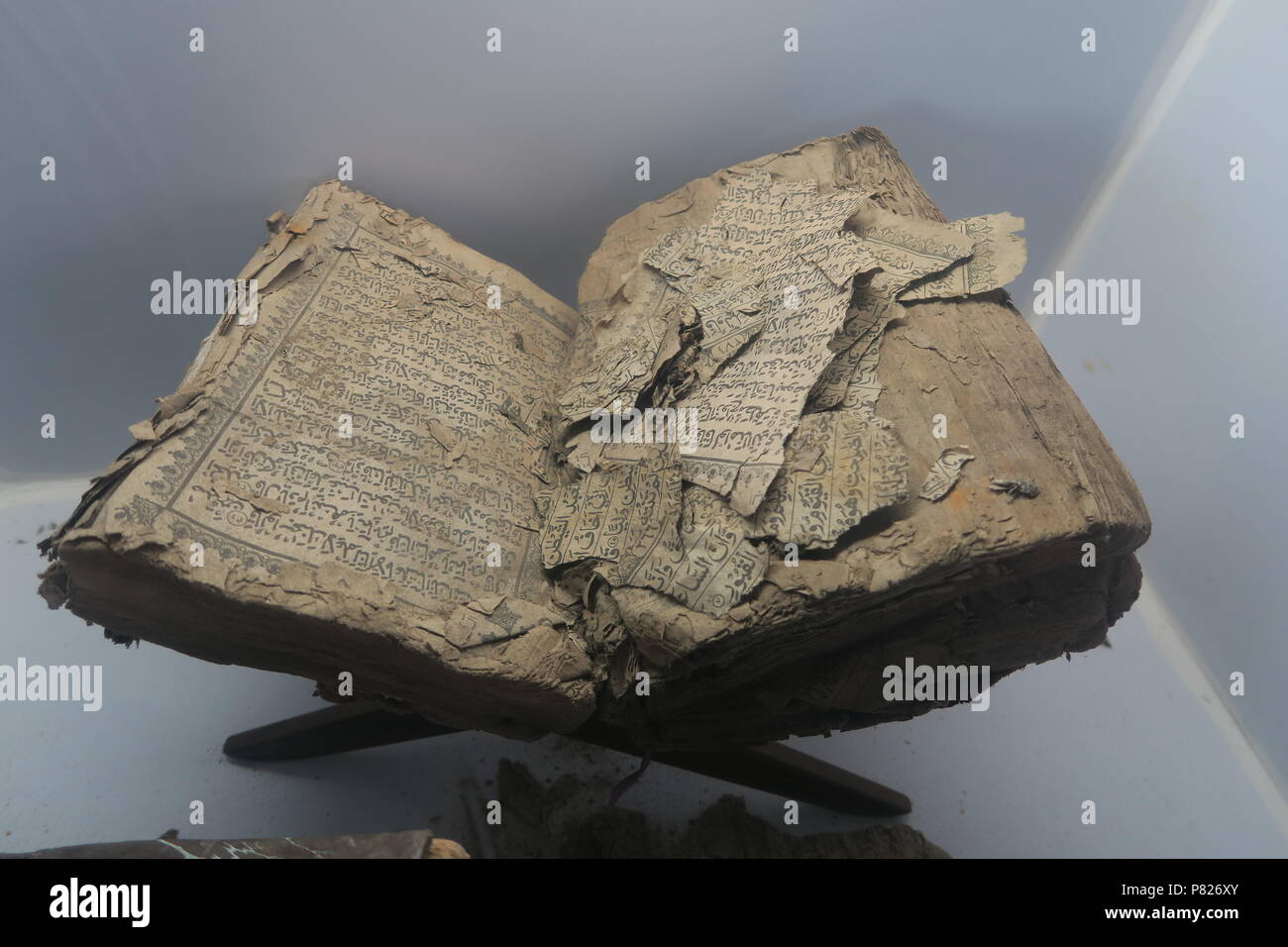Open quran arabic script text hi-res stock photography and images - Alamy