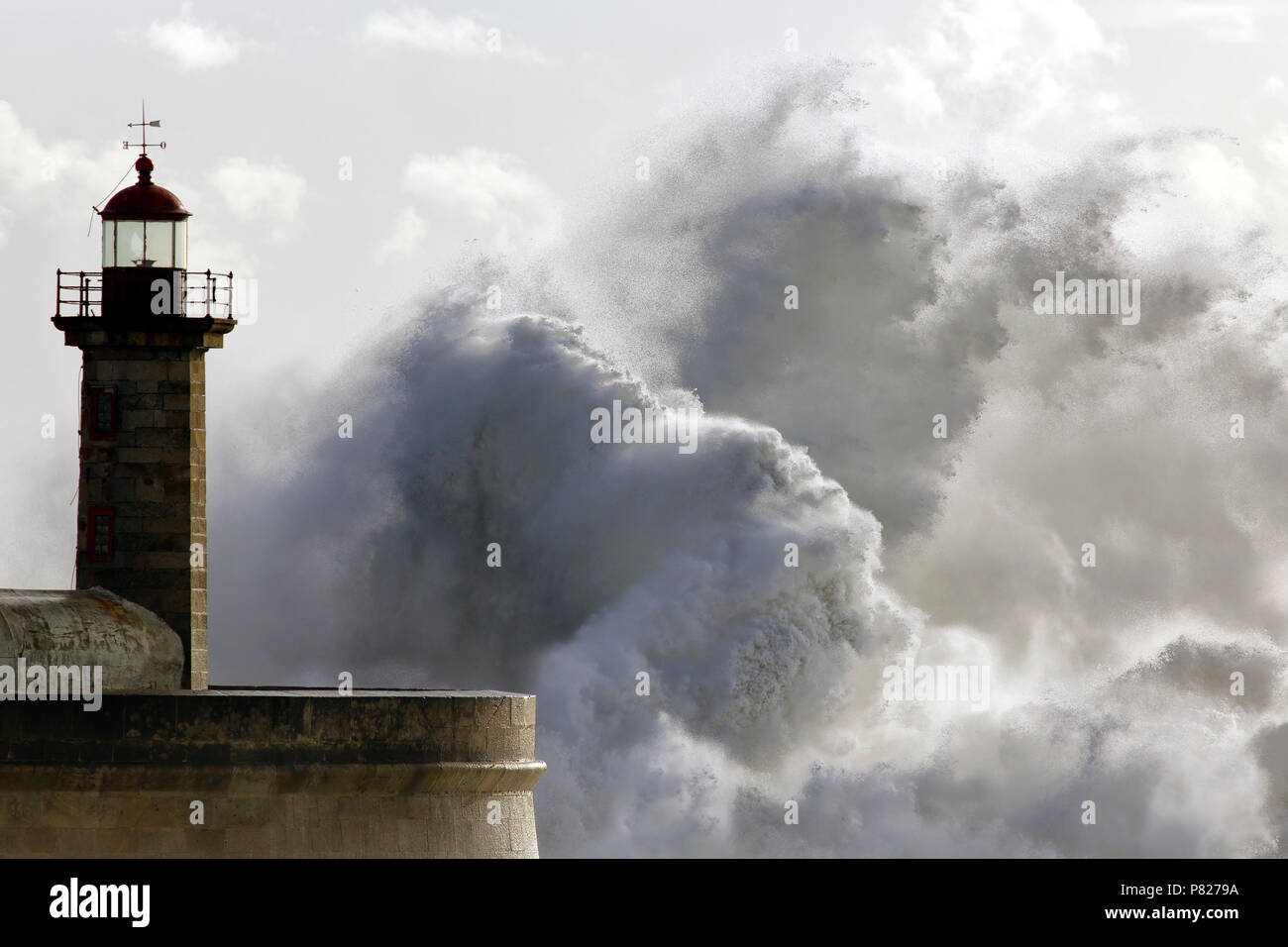 Huge wave lighthouse hi-res stock photography and images - Alamy