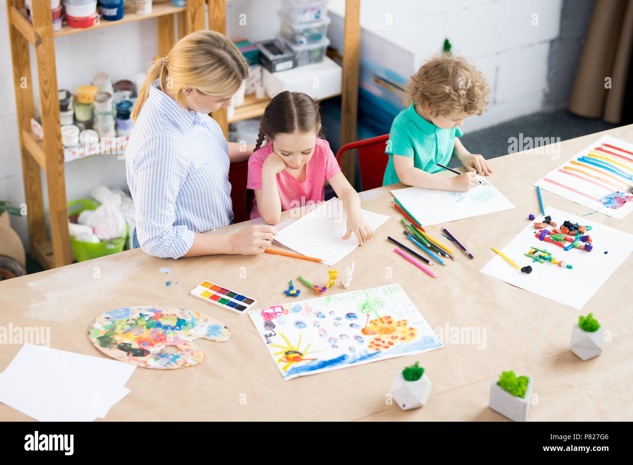 Children Drawing in Art Class Stock Photo - Alamy