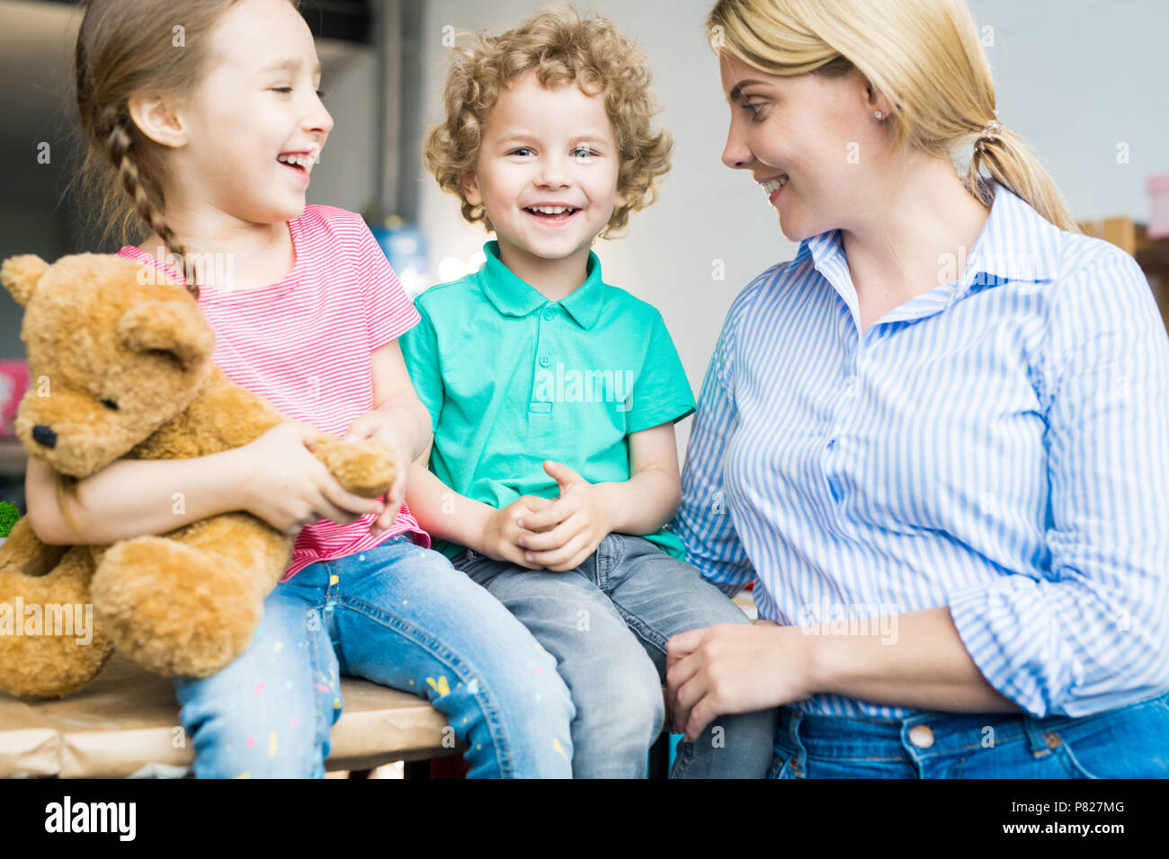 Two siblings children hi-res stock photography and images - Alamy