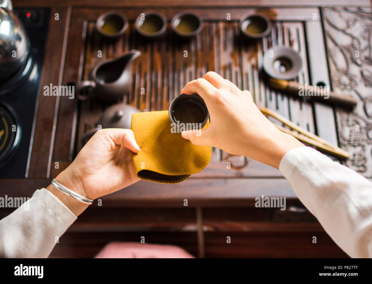 Woman serving Chinese tea in a traditional tea ceremony Stock Photo - Alamy