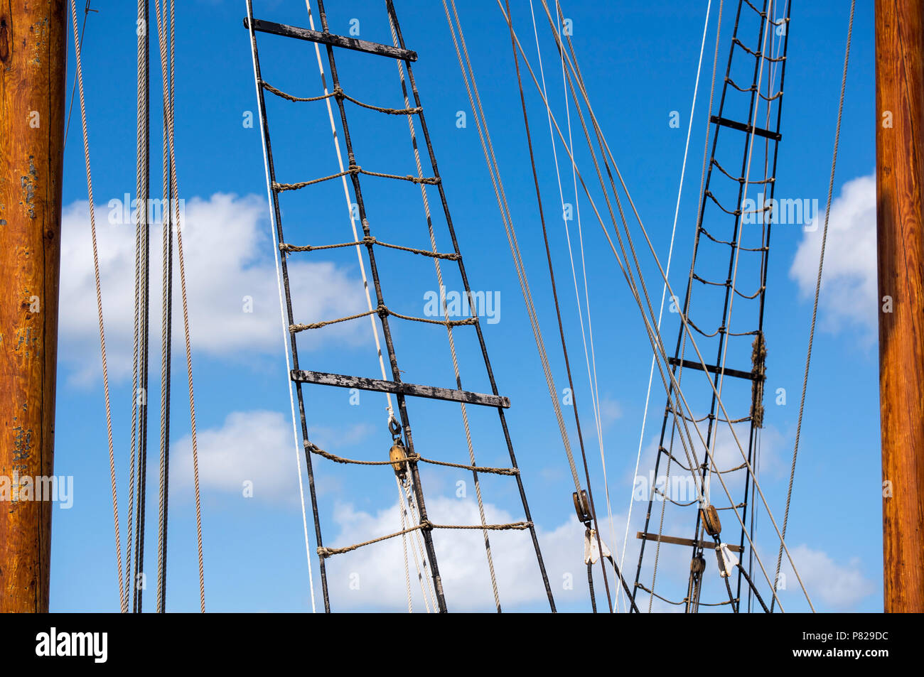 Rigging and blue skies hi-res stock photography and images - Alamy