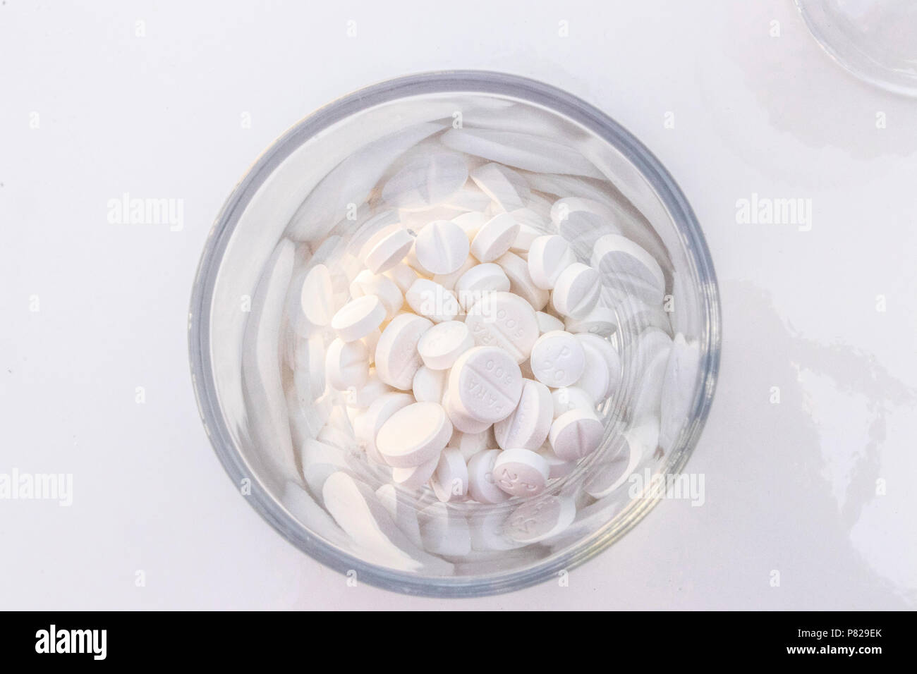 white painkiller prescription pills medecine drugs Stock Photo - Alamy
