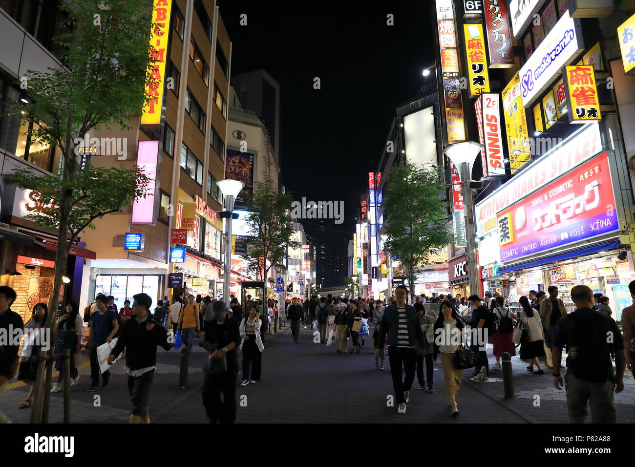 Busy crosswalk intersection ginza tokyo hi-res stock photography and ...