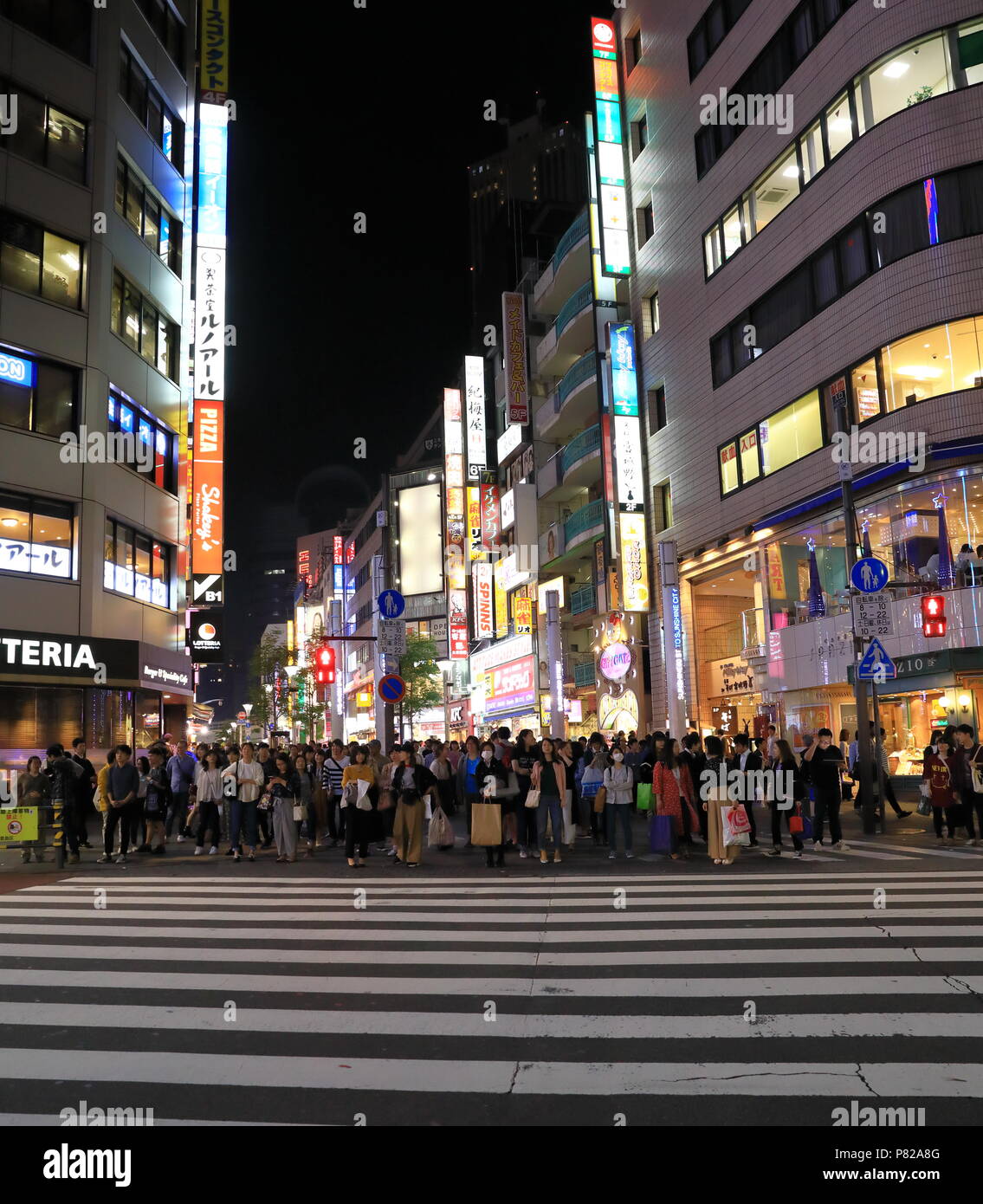 Busy crosswalk intersection ginza tokyo hi-res stock photography and ...