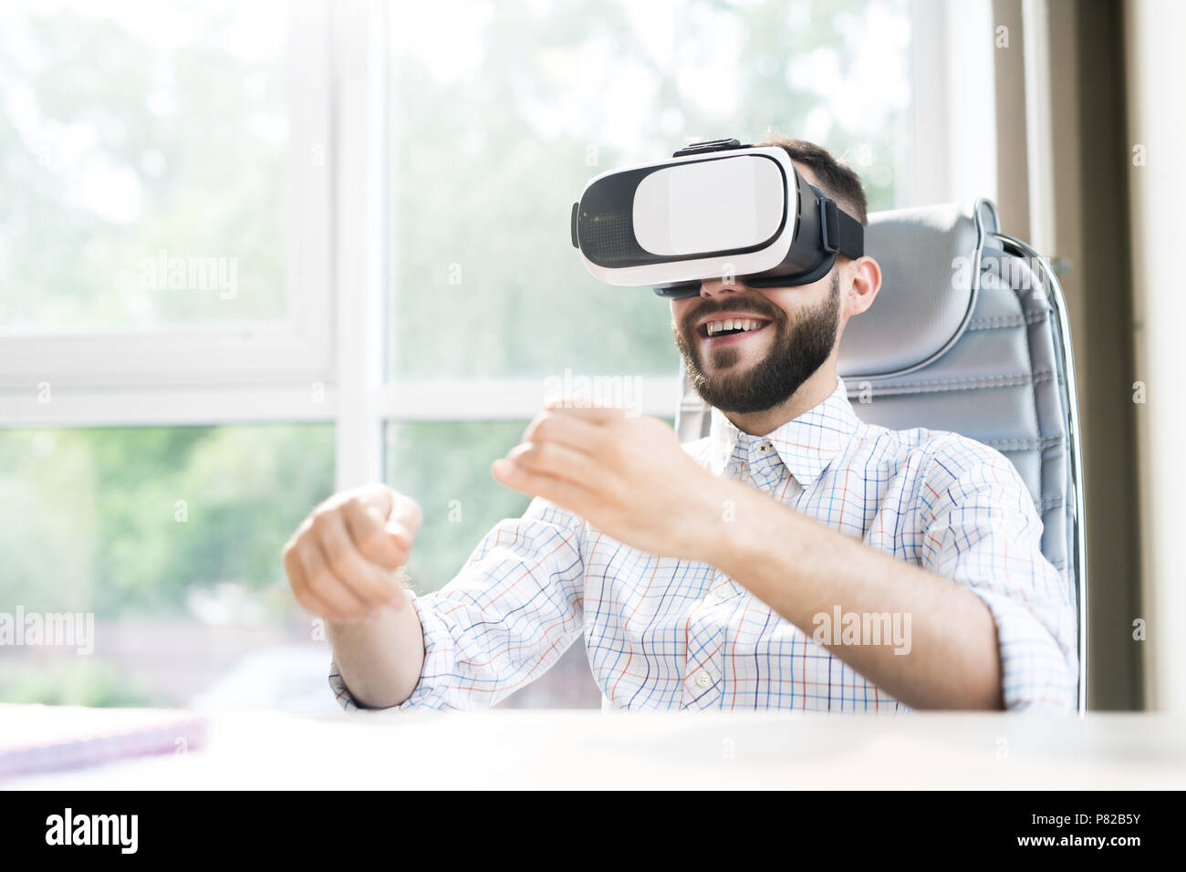 Man enjoying vr hi-res stock photography and images - Alamy