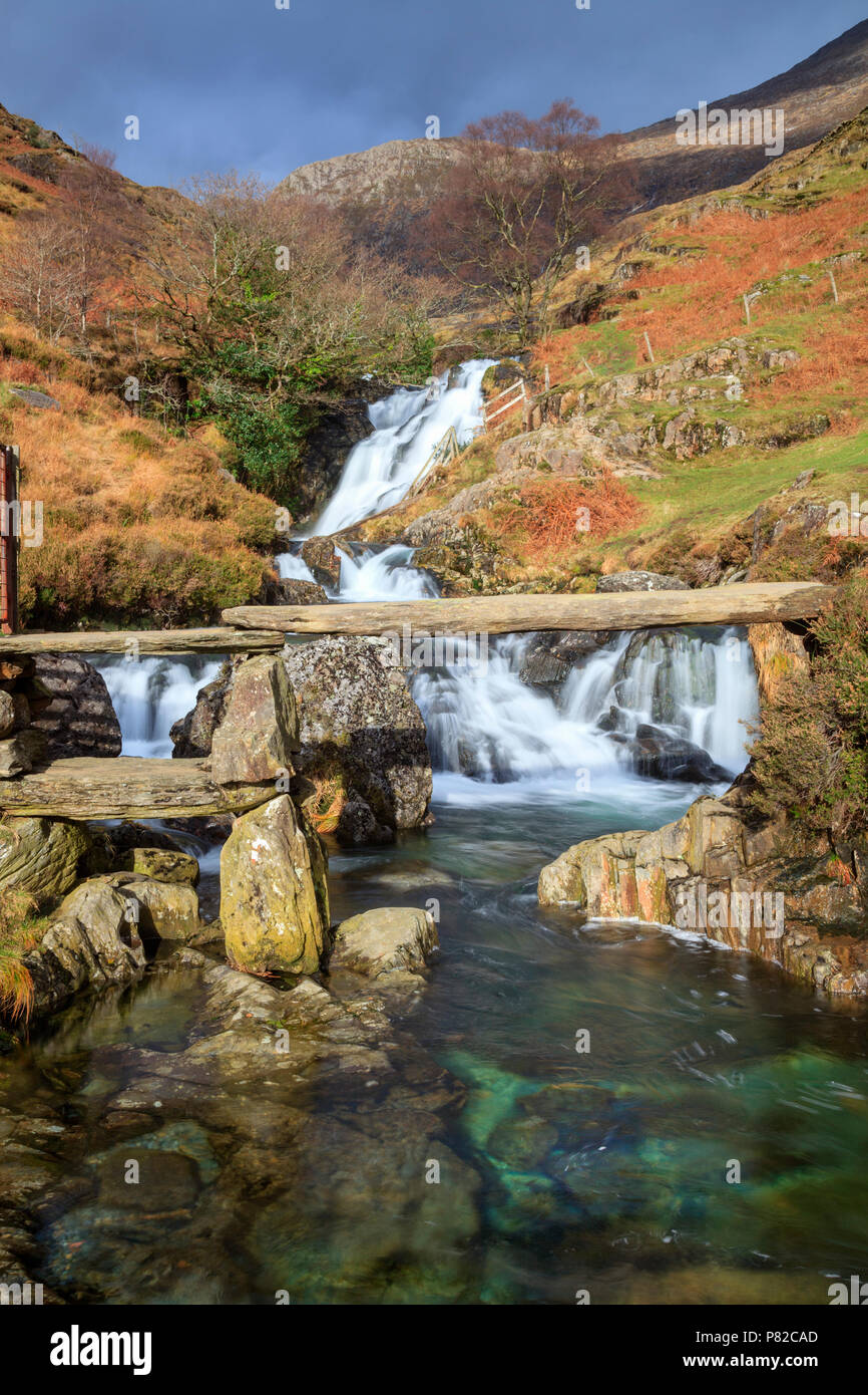 A slate bridge on the Watkins Path in the Snowdonia National Park Stock ...