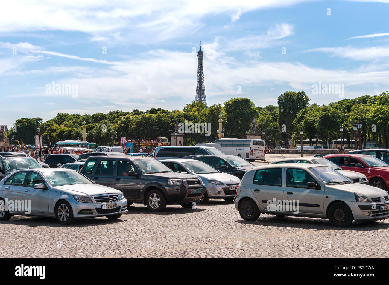 Eiffel tower street traffic in paris hi-res stock photography and ...