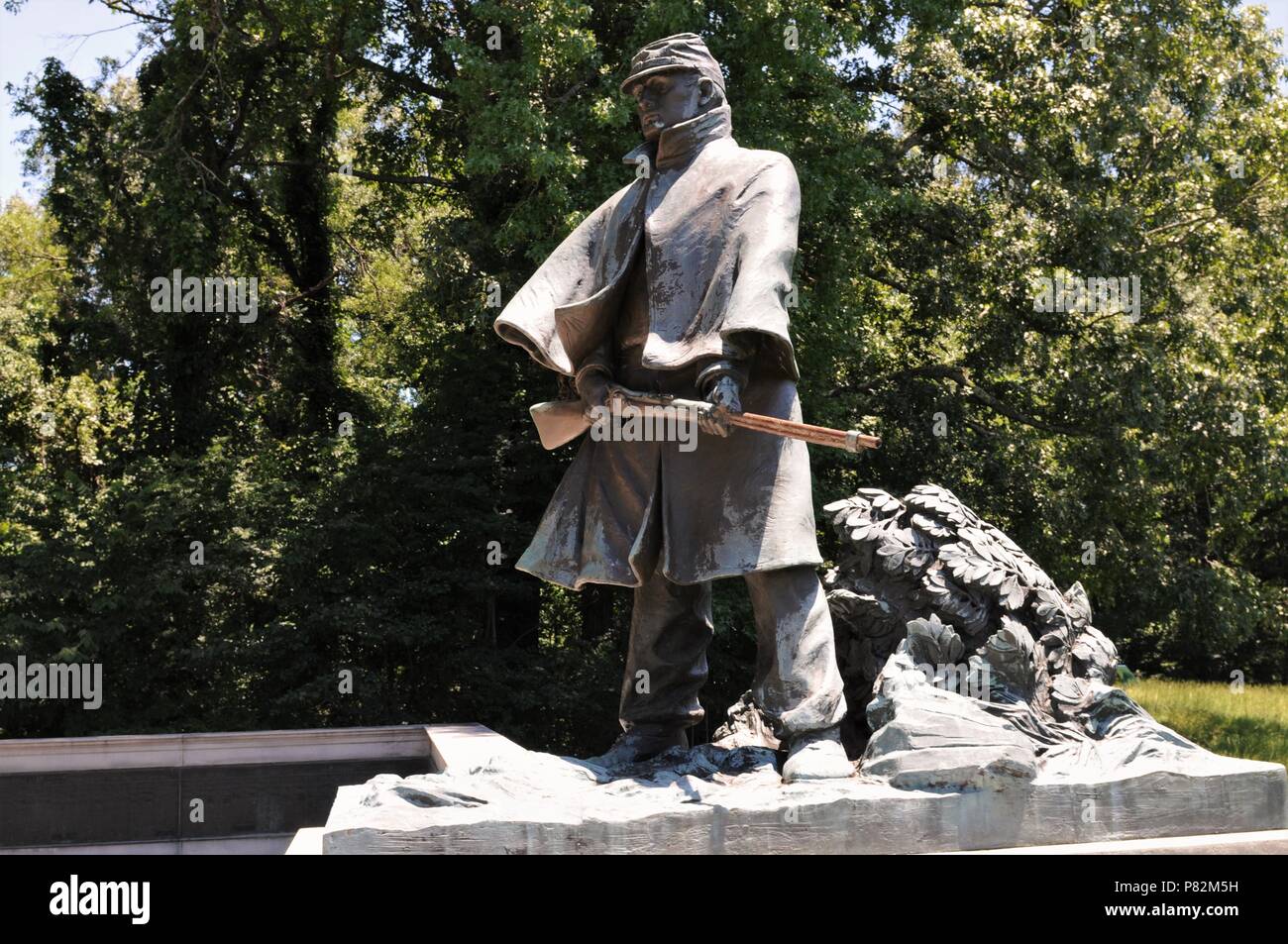 Statue of a union soldier honoring the soldiers who fought for ...
