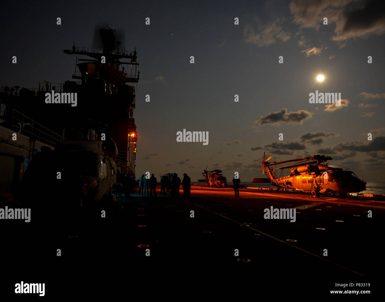 OCEAN (Nov. 15, 2016) Sailors and Marines observe the brightest moon in ...