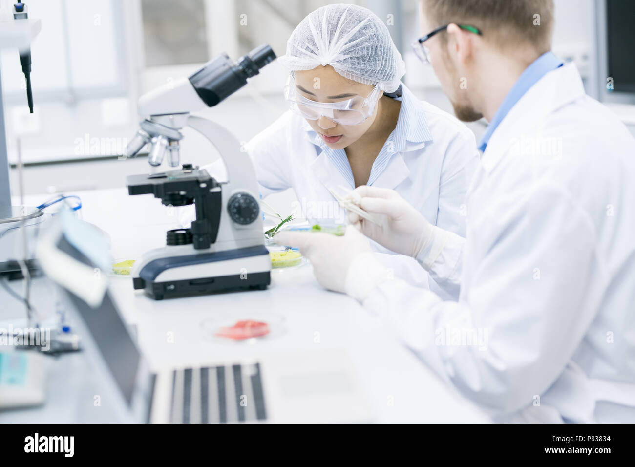 Team of scientists hi-res stock photography and images - Alamy