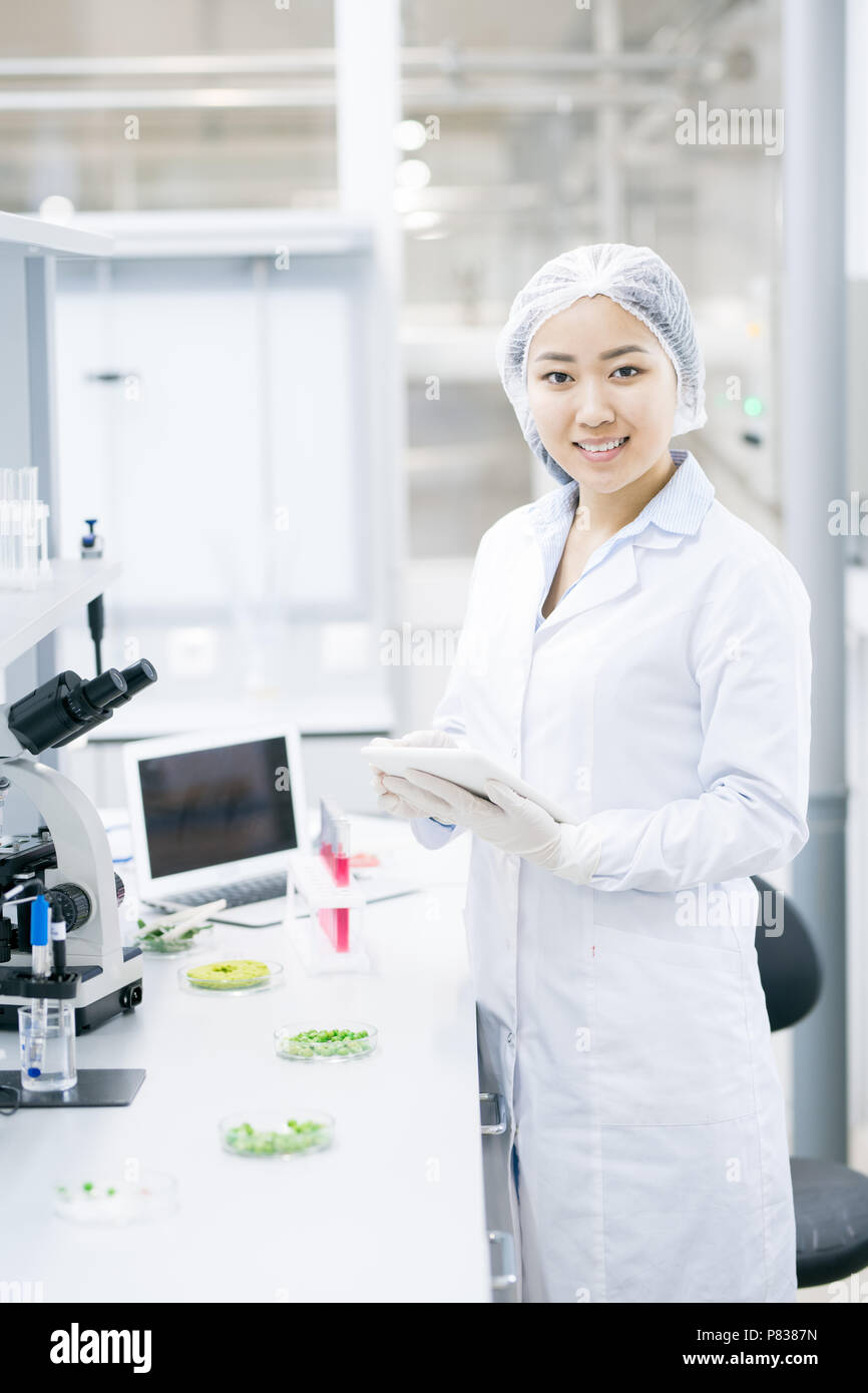 Female scientist digital tablet hi-res stock photography and images - Alamy