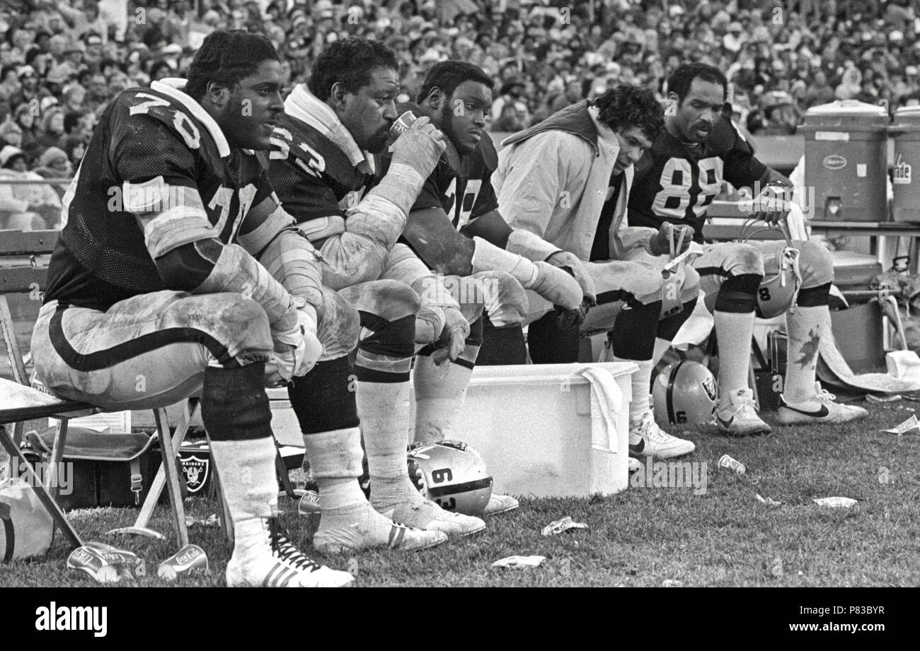 Oakland, California, USA. 7th Dec, 1980. Oakland Raiders vs Dallas Cowboys at Oakland-Alameda ...