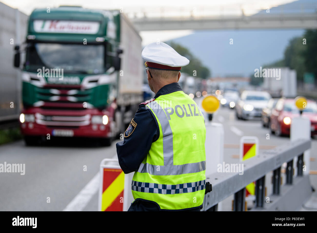Kufstein, Austria. 09th July, 2018. Police officers check the vehicles ...