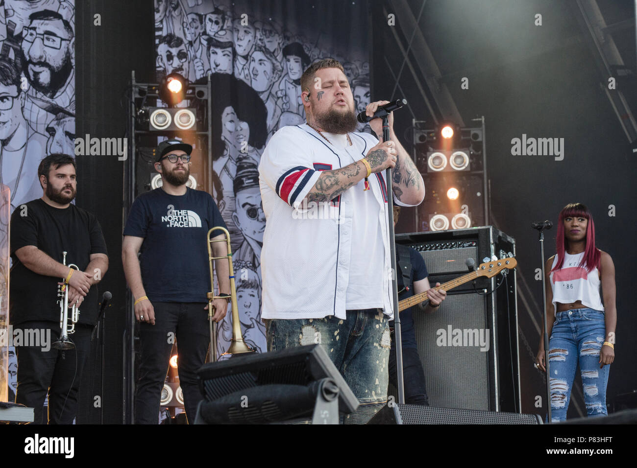 Ragnbone man singer hi-res stock photography and images - Alamy