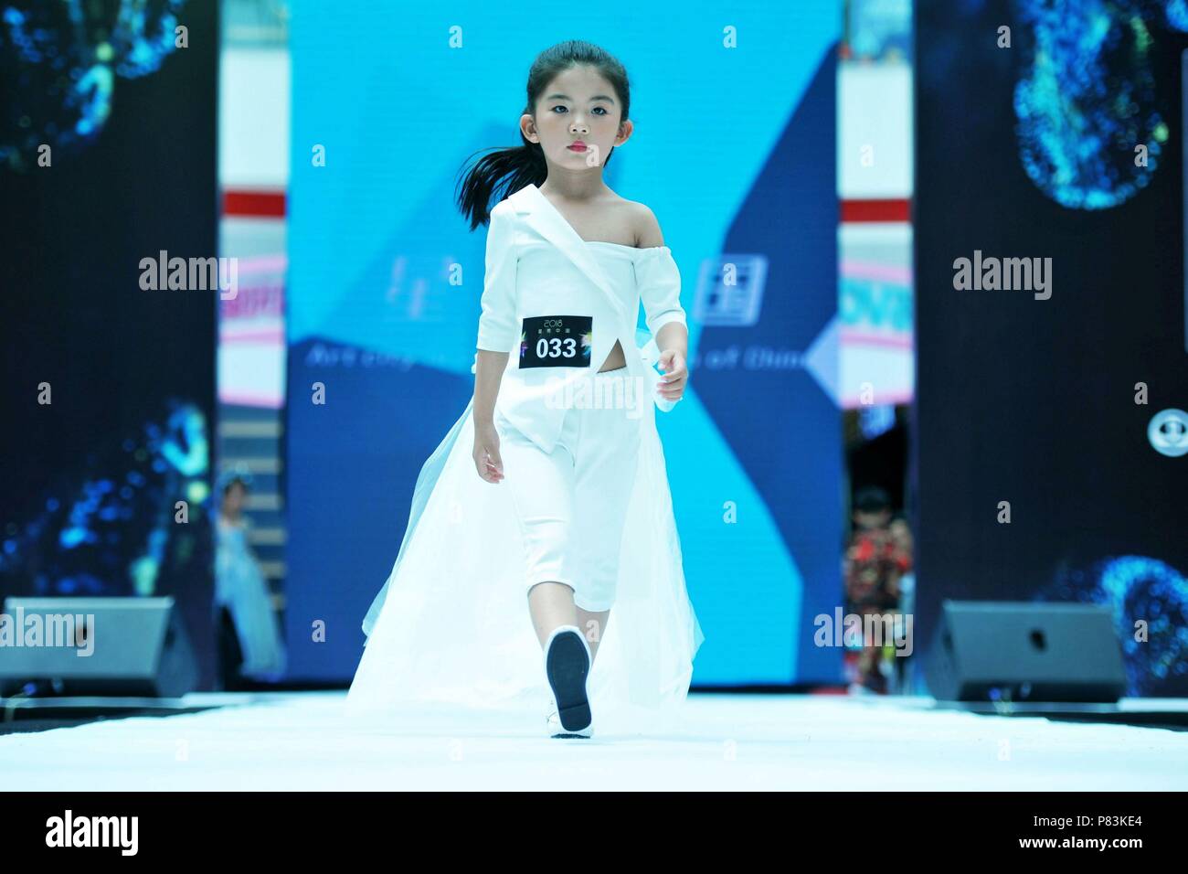 Childrens fashion show hi-res stock photography and images - Alamy