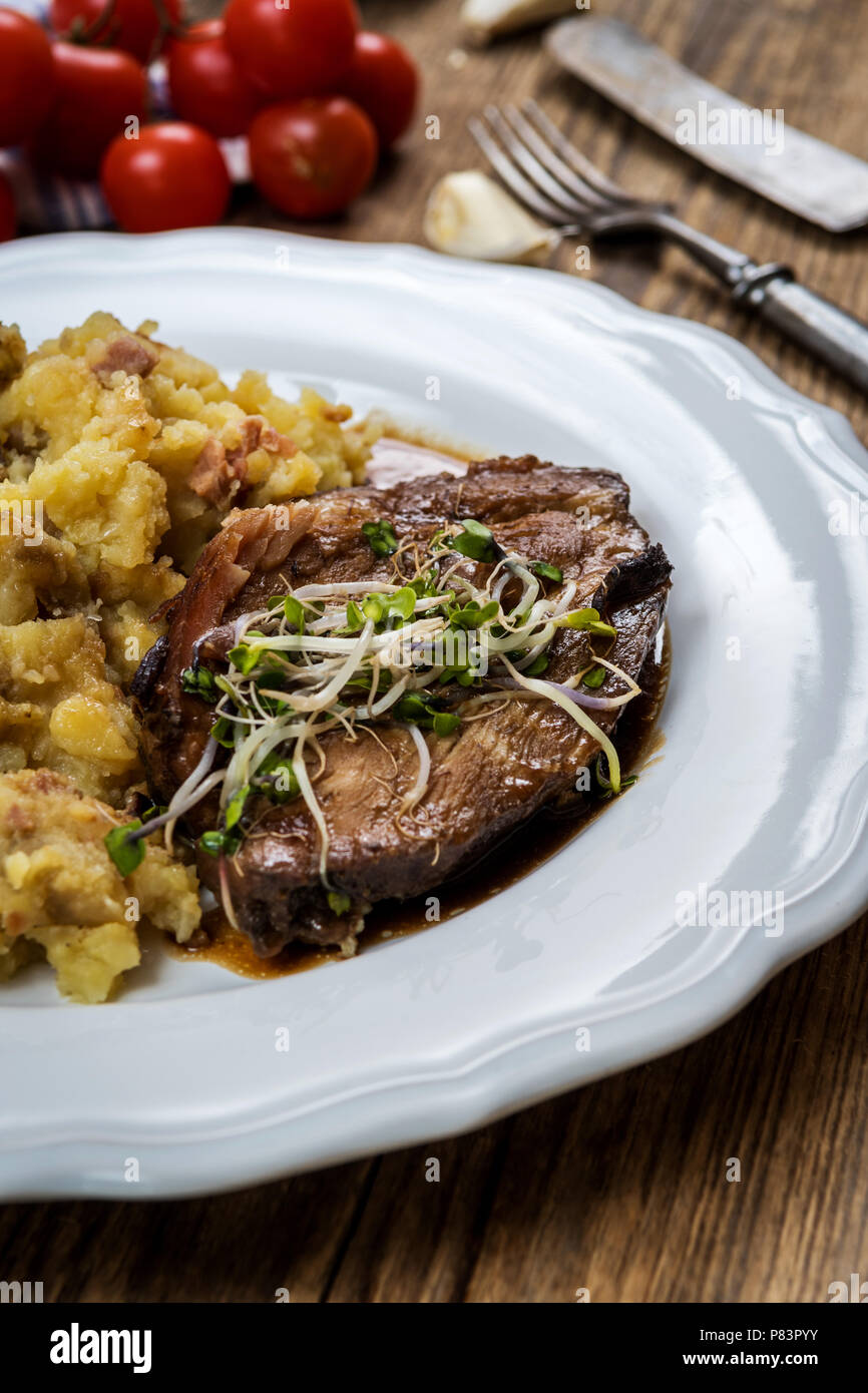Grilled steak with bacon hi-res stock photography and images - Alamy