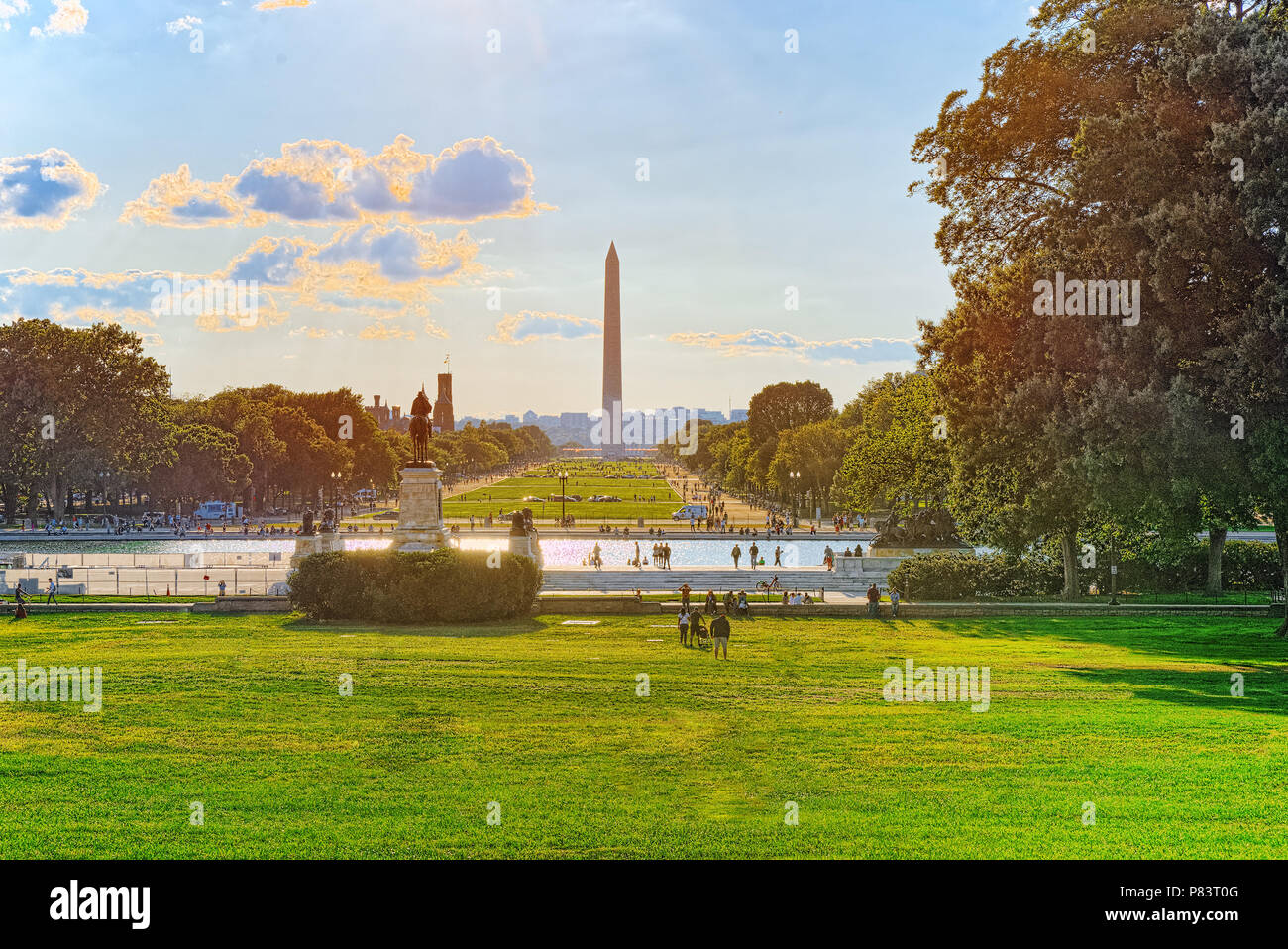 Washington monument built to commemorate george washington hi-res stock ...