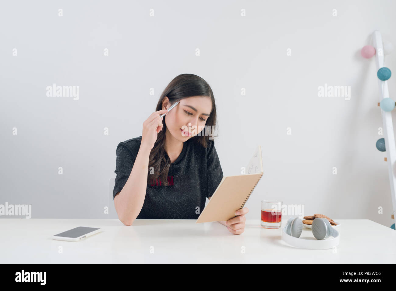 woman working paper work, Writing list and note by business woman ...